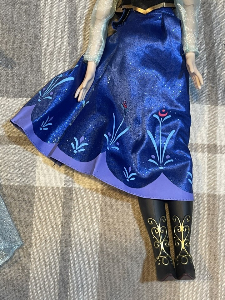 Disney FROZEN ELSA Doll & Singing ANNA Doll light up motion activated ...