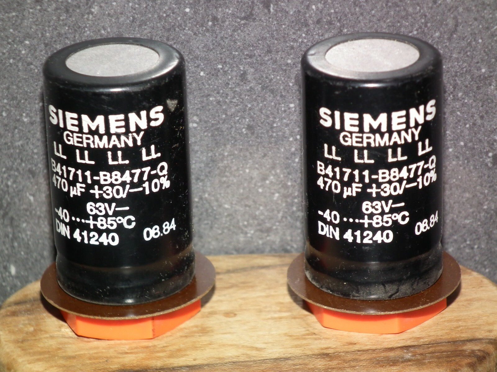 Two vintage Siemens electrolytic capacitors 470uF / 63V West Germany ...