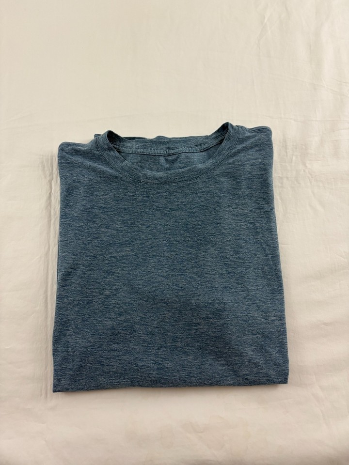Vuori Strato Tech Men's Sz. Large Light Blue Performance Tee Shirt! | eBay