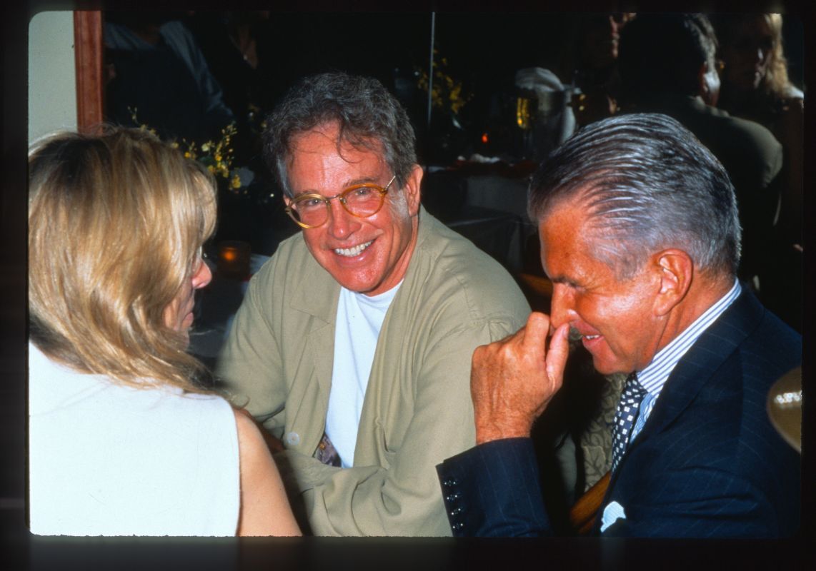 1997 WARREN BEATTY, GEORGE HAMILTON & ALANA STEWART Candid Original ...
