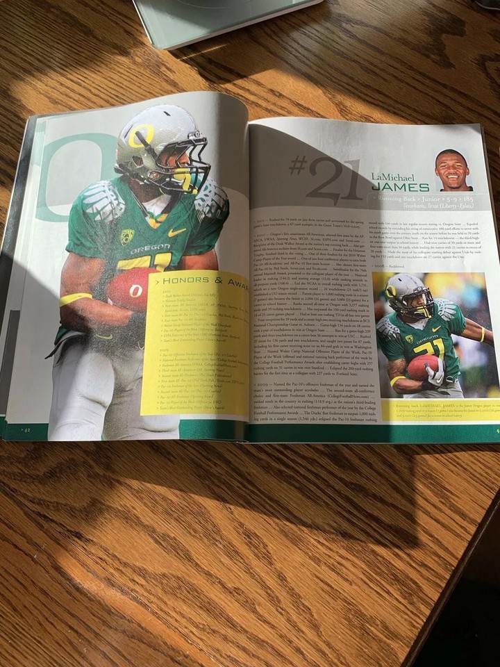 OREGON DUCKS FOOTBALL 2011 OFFICIAL YEARBOOK LaMICHAEL JAMES & PLAYER ...