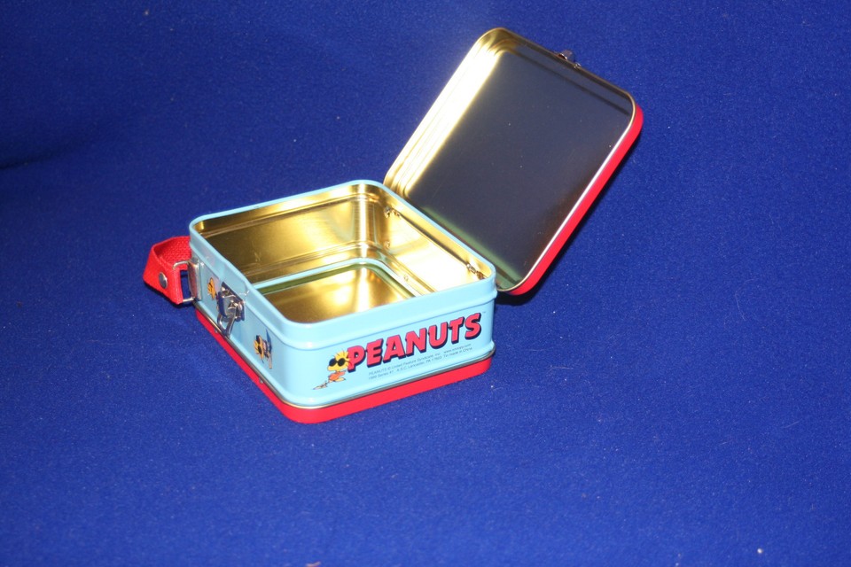 Snoopy Peanuts metal tin featuring Snoopy as Joe Cool with cloth handle ...