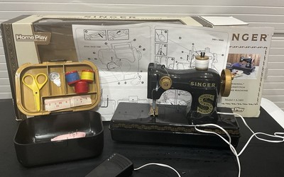 Singer Toy Child's Original Chainstitch Sewing Machine Battery Operated ...