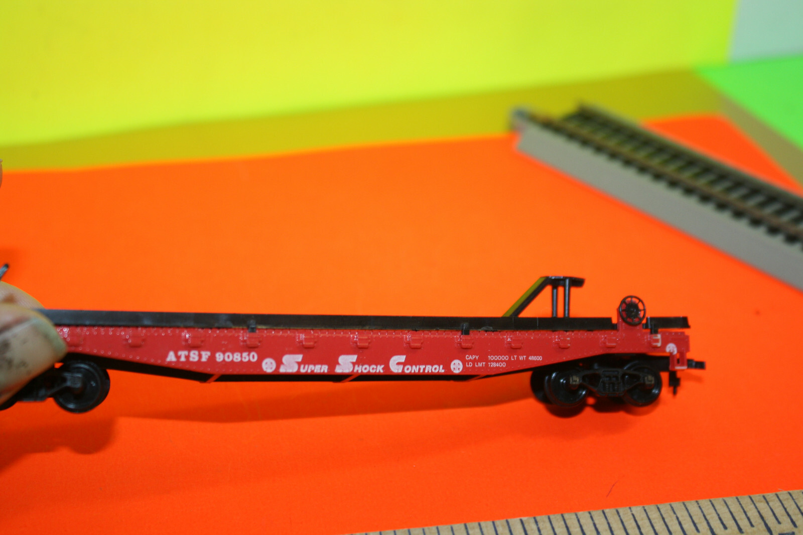 AHM: HO ATSF #90850 Super Shock Control Red Flat Car with Santa Fe ...