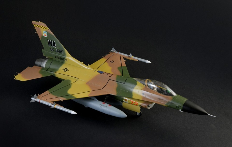 Italeri Plastic Model kit 1/48 Scale F-16C Fighting Falcon - WAR ...