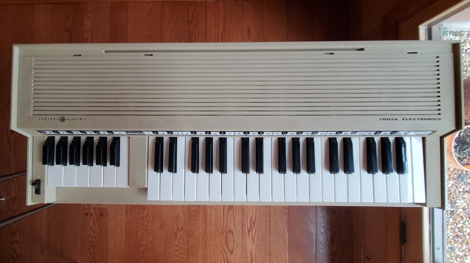 General Electric Keyboard GE N3815A 3-Octave Air Chord Organ w/ Legs ...