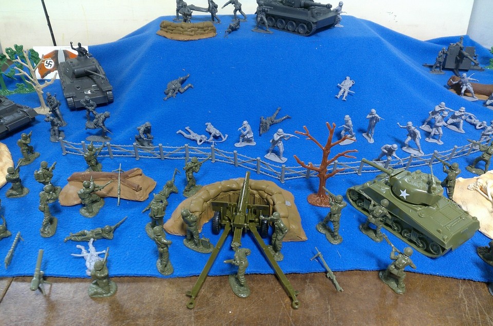 Classic Toy Soldiers, WWII Battleground Playset (54MM) Over 110 Pieces ...