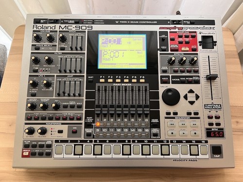 Roland MC-909 Music Sampler Sampling Groovebox Drum machine synthesizer ...