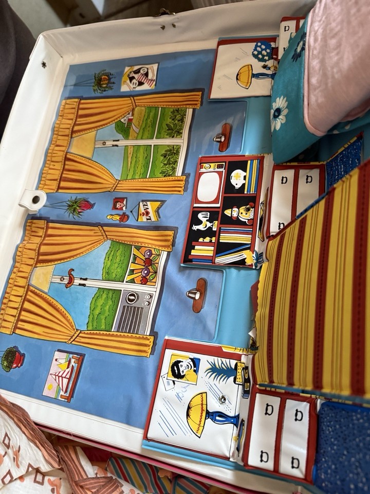 Vintage 1985 Tara Doll Bedroom Large Barbie Doll Case Playhouse W ...