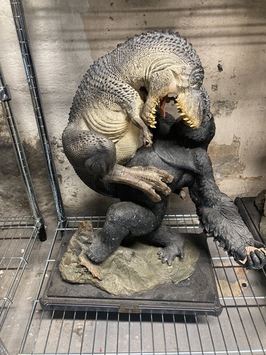 WETA King Kong vs V-Rex Statue Exclusive 23 1/2” Tall Peter Jackson ...
