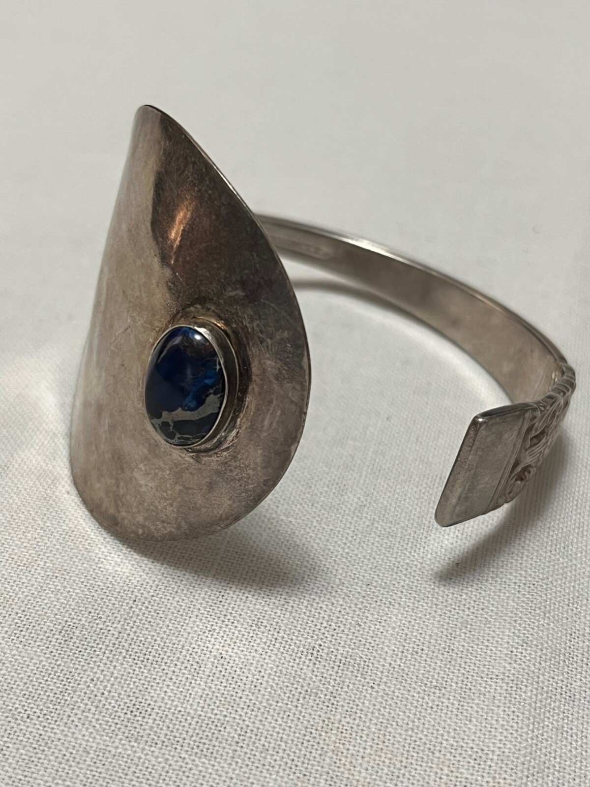 Midcentury hand pounded bevel set oval lapis stone sp… - Gem
