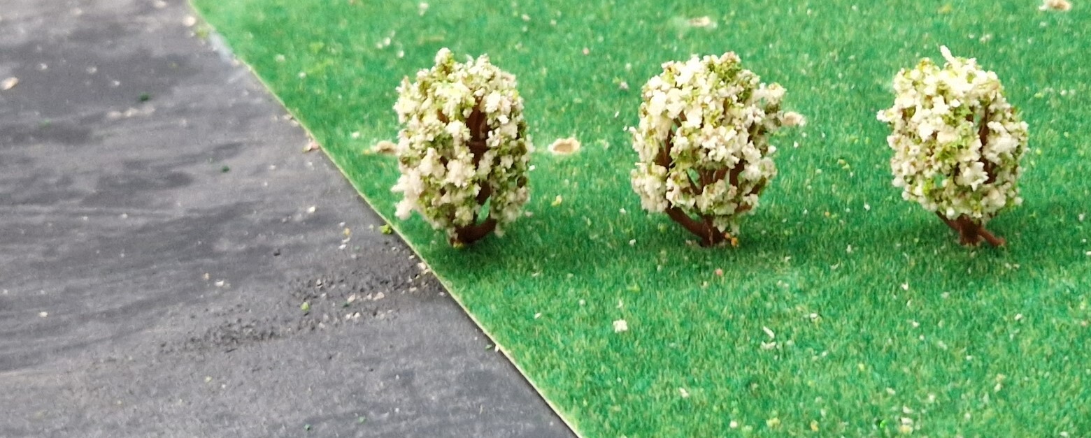 20 weiss blühende Büsche, Sträucher, 25 mm hoch, leichte Kugelform ...