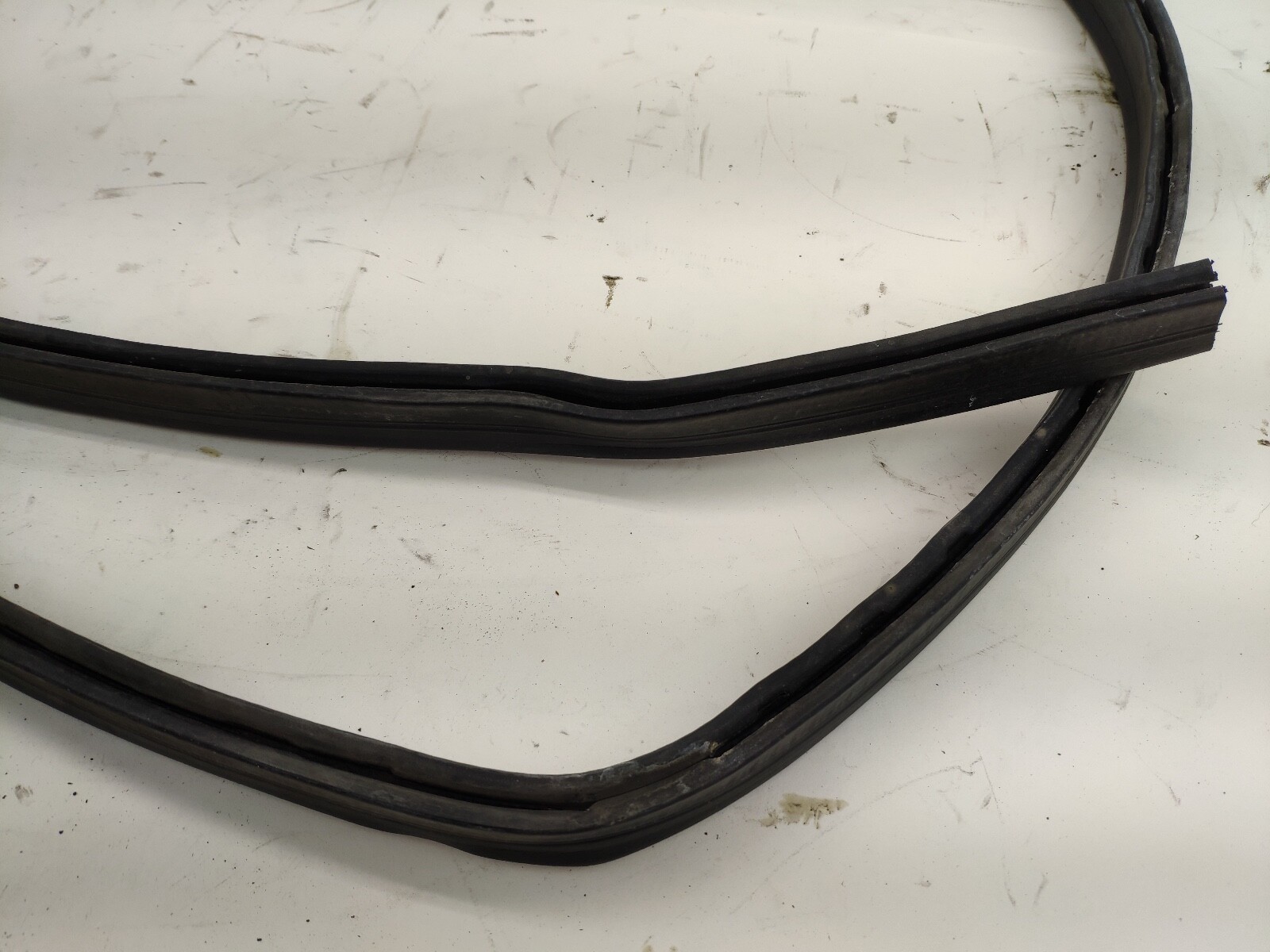 2006-2012 Mercedes R350 Under Hood Weatherstrip Rubber Seal 2518890098 ...
