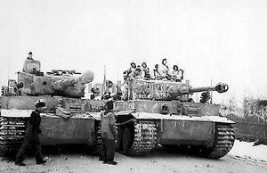 WW2 Picture Photo Winter Camo German tank commanders meeting in the ...