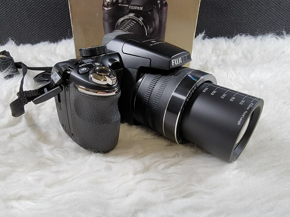 FujiFilm Finepix S4400 14MP Digital Camera with 28x Optical Zoom ...