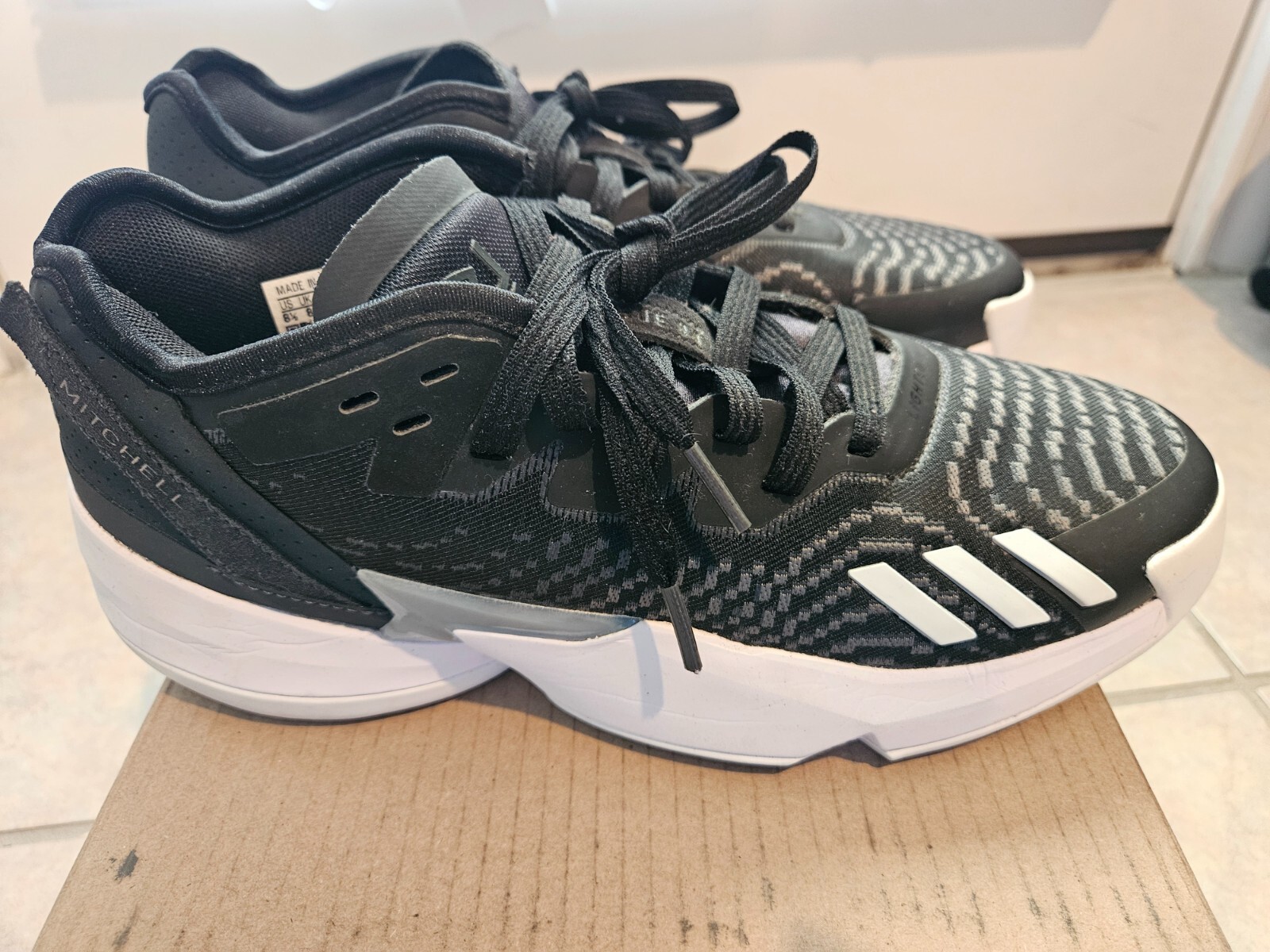adidas DON Issue 4 Core Black Cloud White Carbon D.O.… - Gem