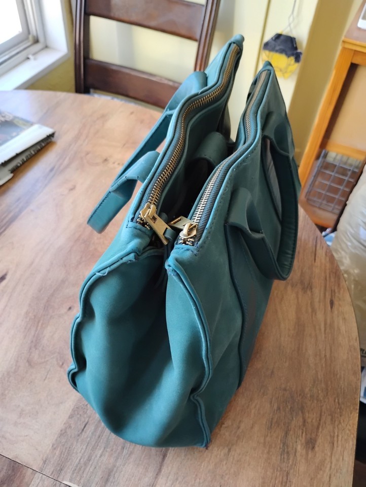 universal thread handbag purse.Green. Three Compartments. Clean With ...