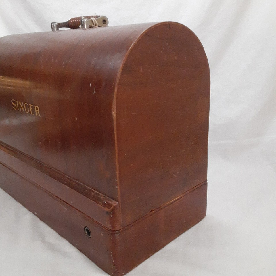 Antique 1933 Singer Sewing Machine With Knee Lever Hem Feet Crank Wood ...
