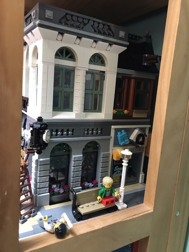 LEGO Creator 10251 Brick Bank Complete with Minifigures + Manual ...