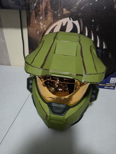 Jazwares Halo Master Chief Helmet Lights & Display Stand Exclusive ...