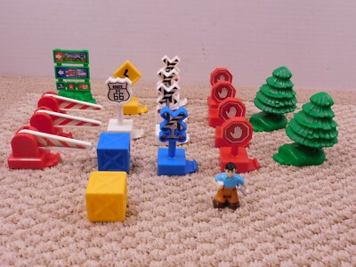 Fisher Price Accessories GeoTrax Gates Signs Trees Billboard Figure ...