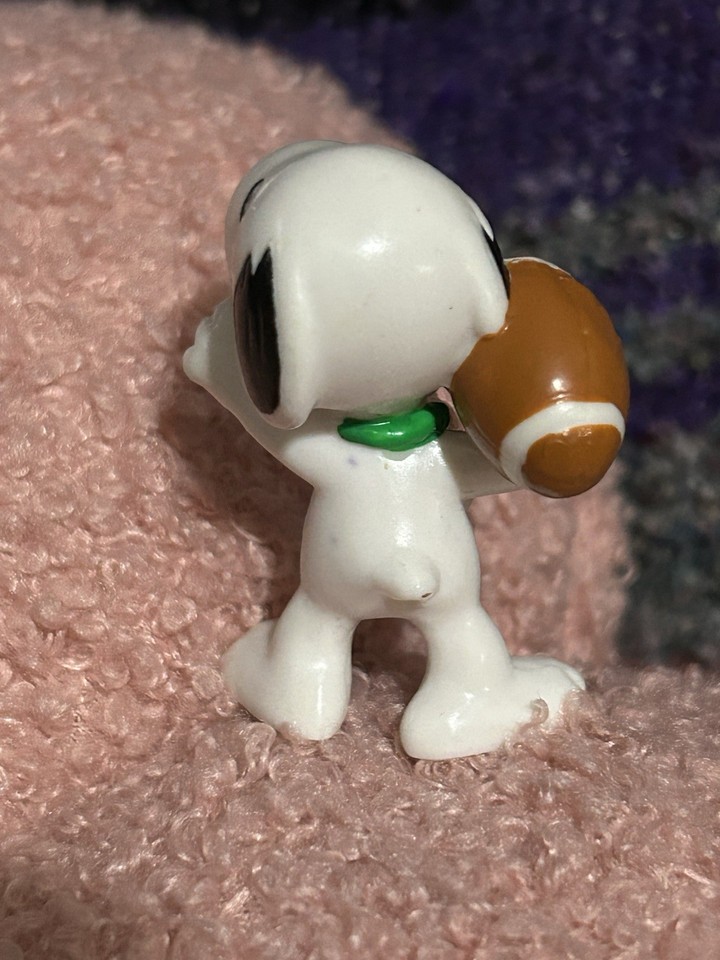 Vintage Peanuts Snoopy Throwing Football Small 2 Inch Figure | eBay