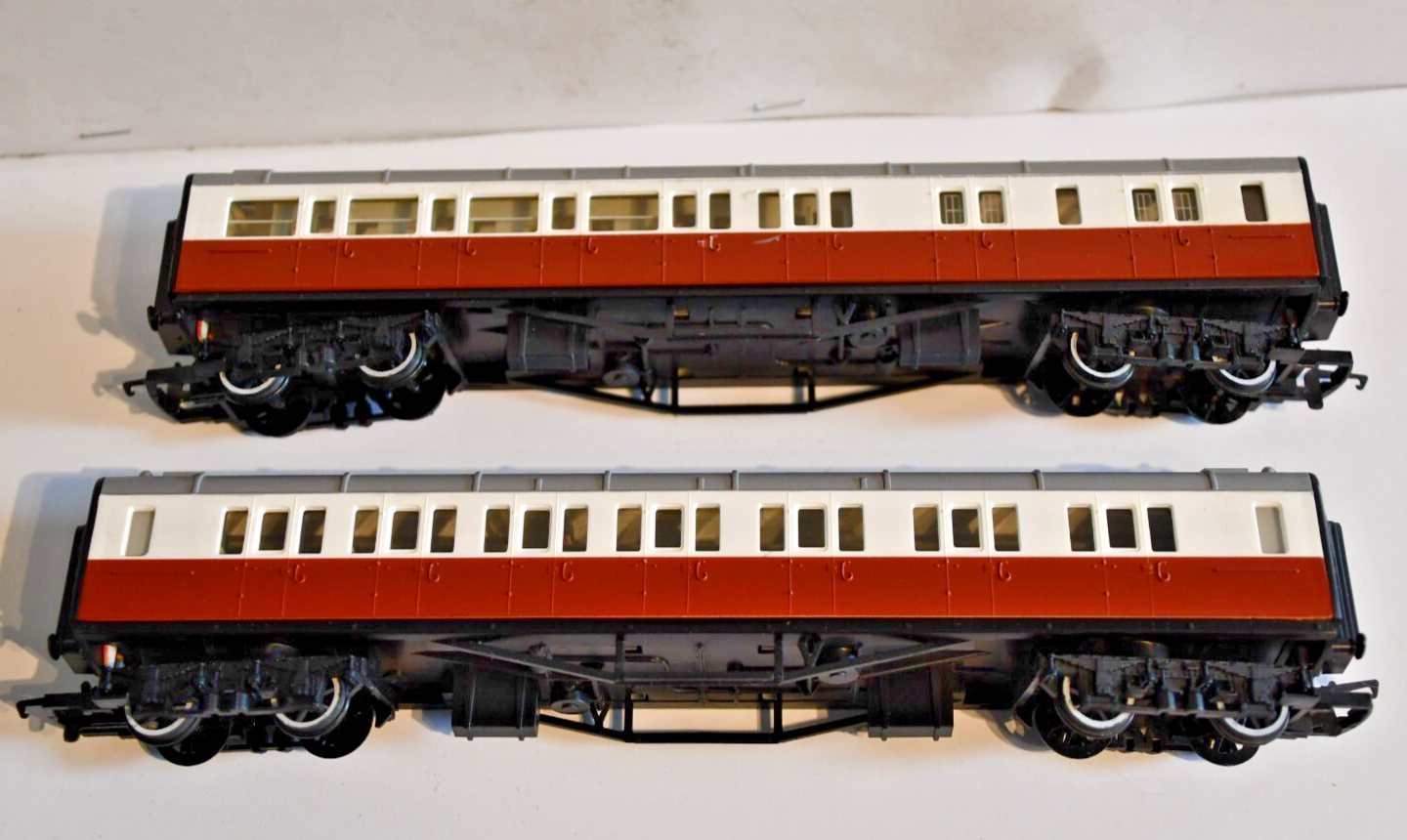 2 x HORNBY R9052 THOMAS TANK ENGINE JAMES BRAKE COACH GOOD CONDITION ...