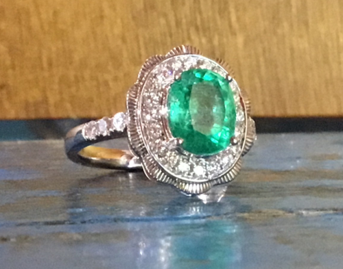 18ct white gold ring aprx 1.97ct natural oval Emerald aprx diamond 0 ...