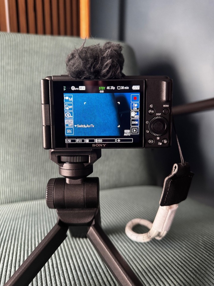 Sony ZV-1F 20.1MP Compact Vlogging Camera, 2 Batteries and Vlog Stick ...