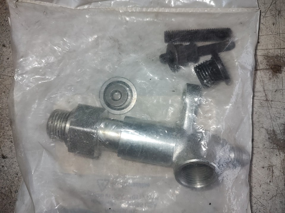 International OEM turbo supply line fitting 2512772C91 | eBay
