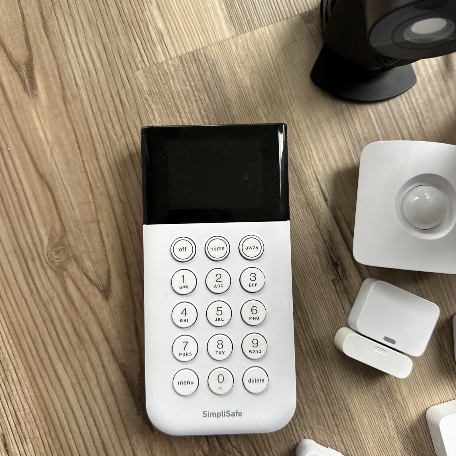 SimpliSafe 10-Piece DIY Home Security Kit with 1080p HD Security Camera ...