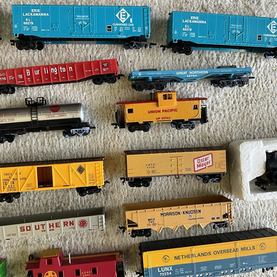 HUGE Lot Of 20 Ho Scale Train Cars Freight, Hoppers, Boxcars, Tank ...