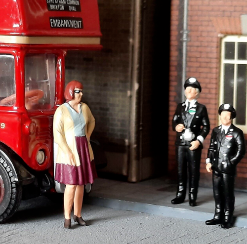 OO GAUGE OLIVE FIGURE HAND PAINTED - ANNA KAREN - ON THE BUSES 1970'S ...