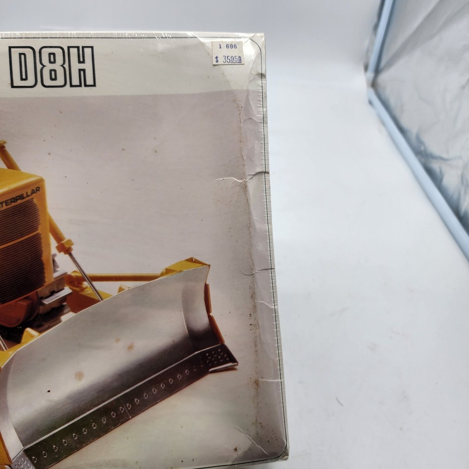 AMT ERTL #6670 Caterpillar D8H 1/25 Scale Plastic Model Kit SEALED Free ...