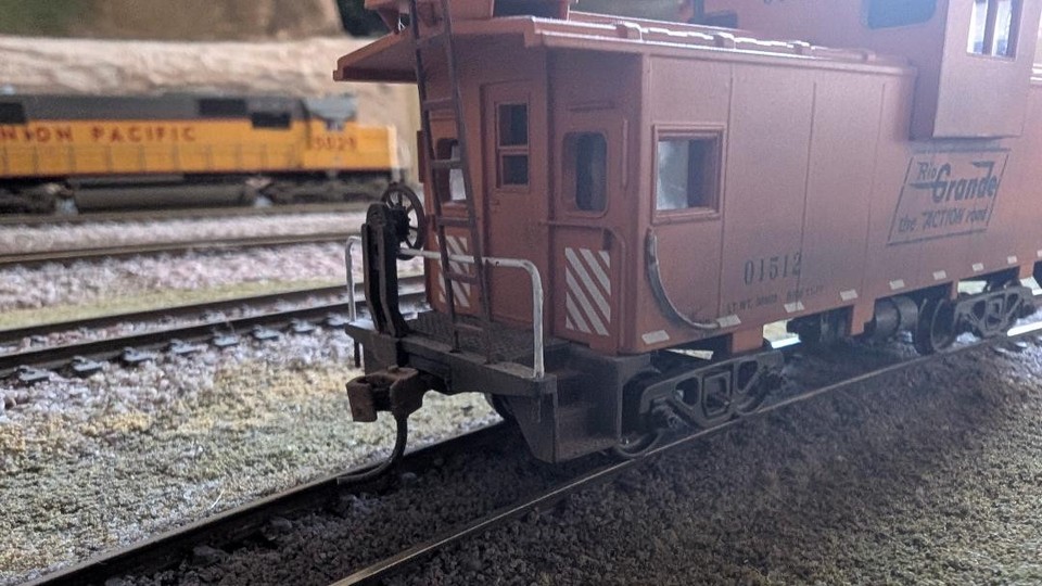 HO scale two (2) Rio Grande cabooses w/metal wheels and knuckle ...