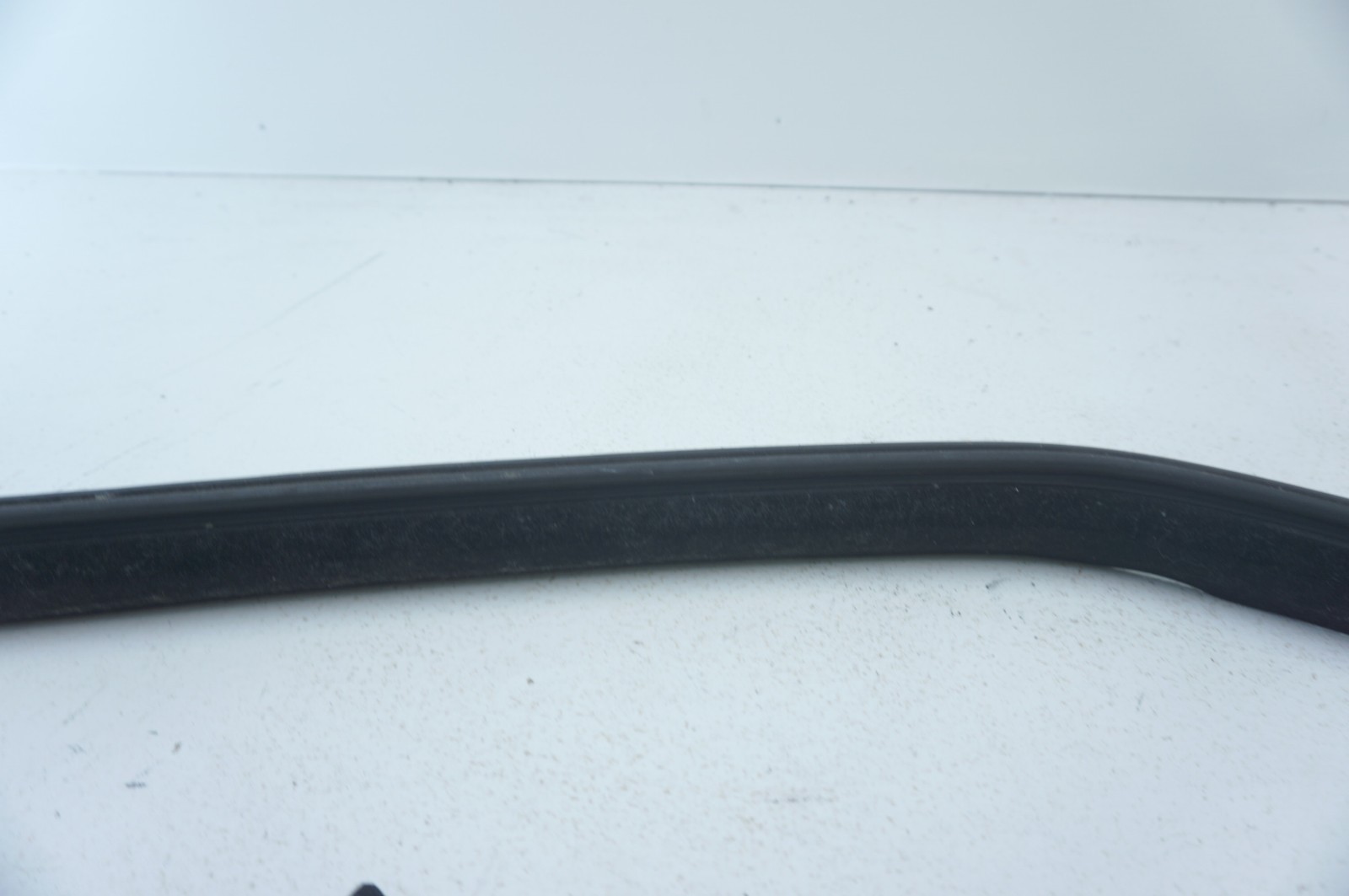 MERCEDES 300CD 280CE W123 COUPE , FRONT RIGHT SIDE WINDOW UPPER RUBBER ...