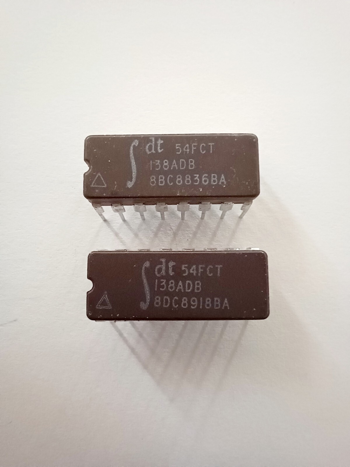 Lot of 2* SDT IDT 54FCT OCTAL D FLIP-FLOP DEMUX CERDIP-16 RARE IC chip ...