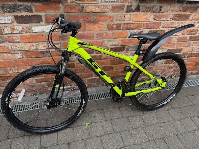 GT Aggressor EXPERT Mountain Bike / Medium Frame / Neon Green - Great ...