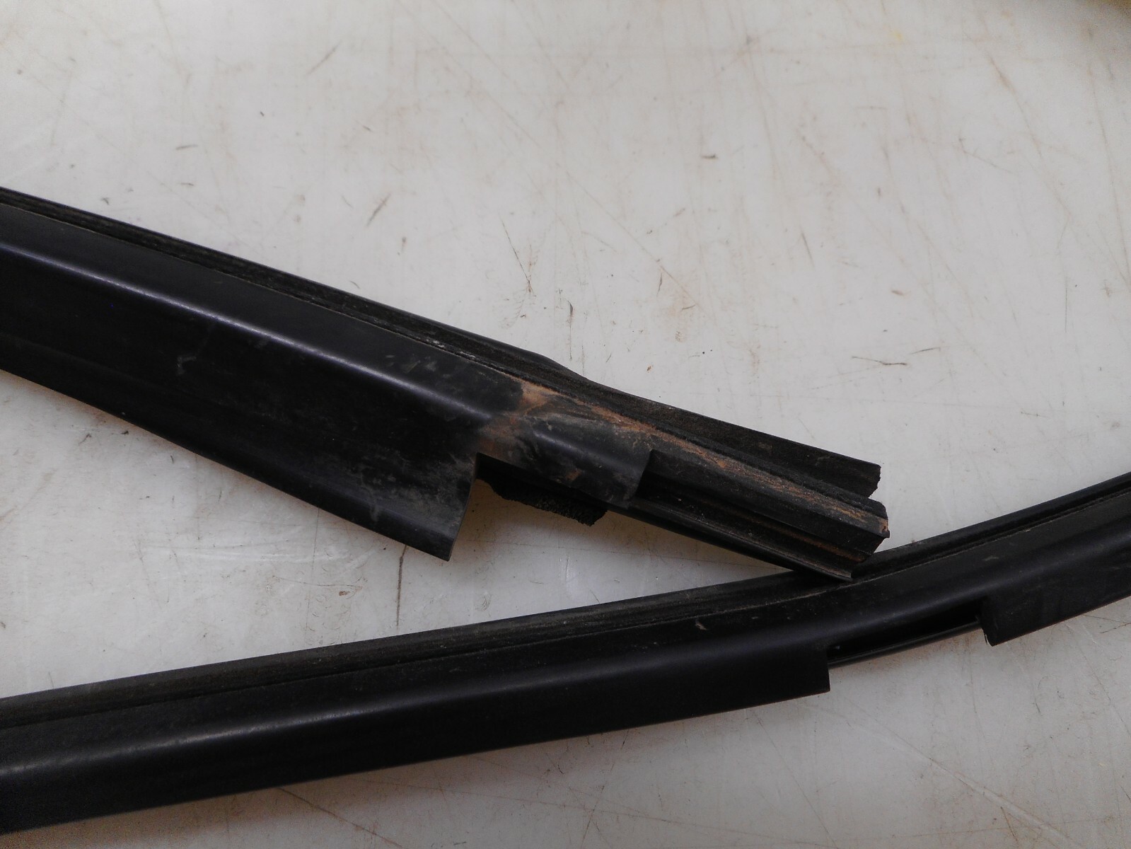 2010 FORD EXPLORER LEFT DRIVER FRONT DOOR UPPER WINDOW SEAL | eBay