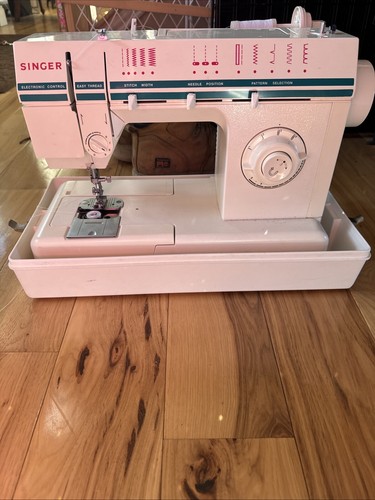 Singer Sewing Machine 5830C W/ Foot Pedal And Hard Case Carrying Case ...