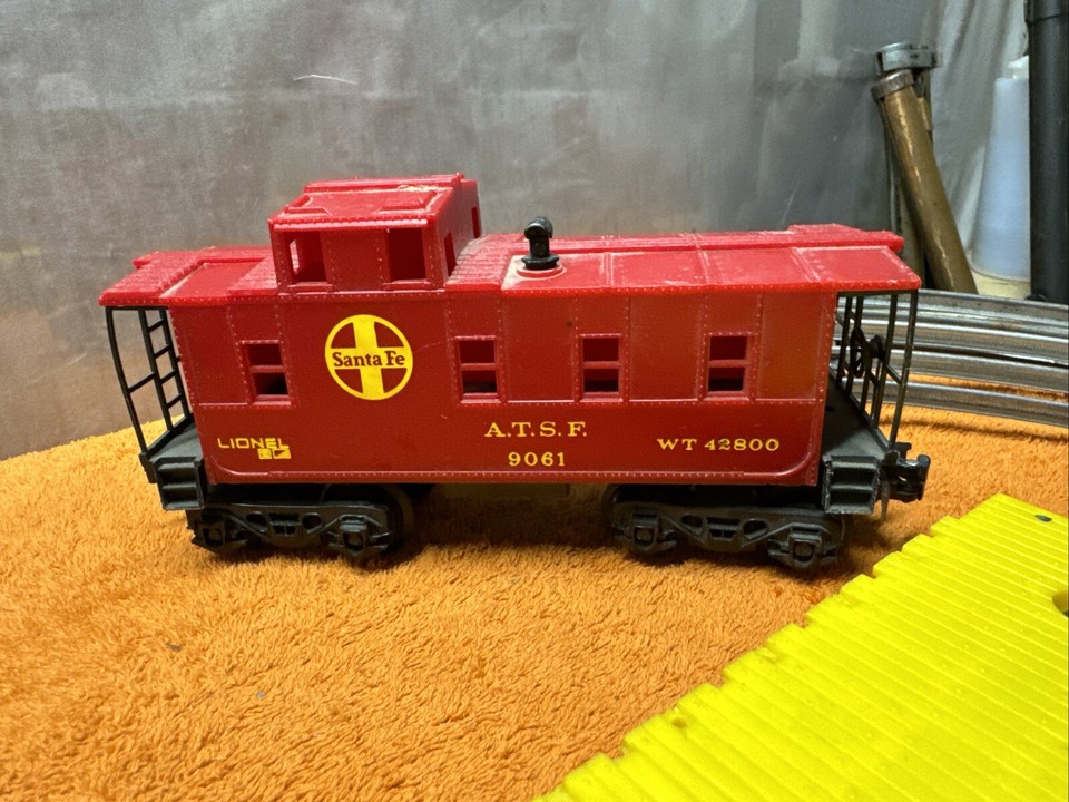 X•Vintage Lionel Train Set. Includes Engine, Caboose, 3 Additional Cars ...
