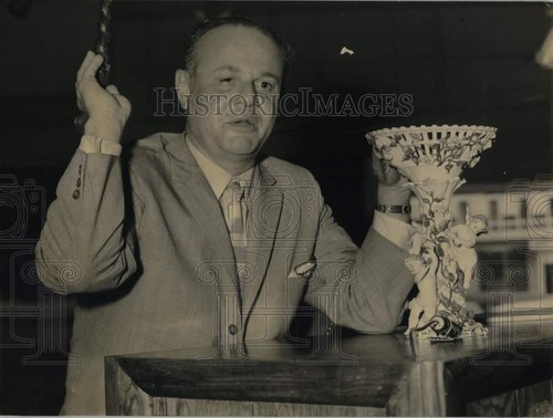 1965 Press Photo Auctioneer Sam Hart at Neiman-Marcus auction ...