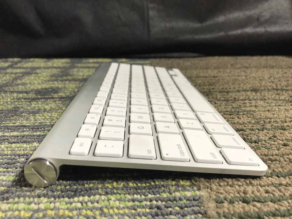 Apple A1314 Wireless Bluetooth Keyboard (White/Silver) | eBay