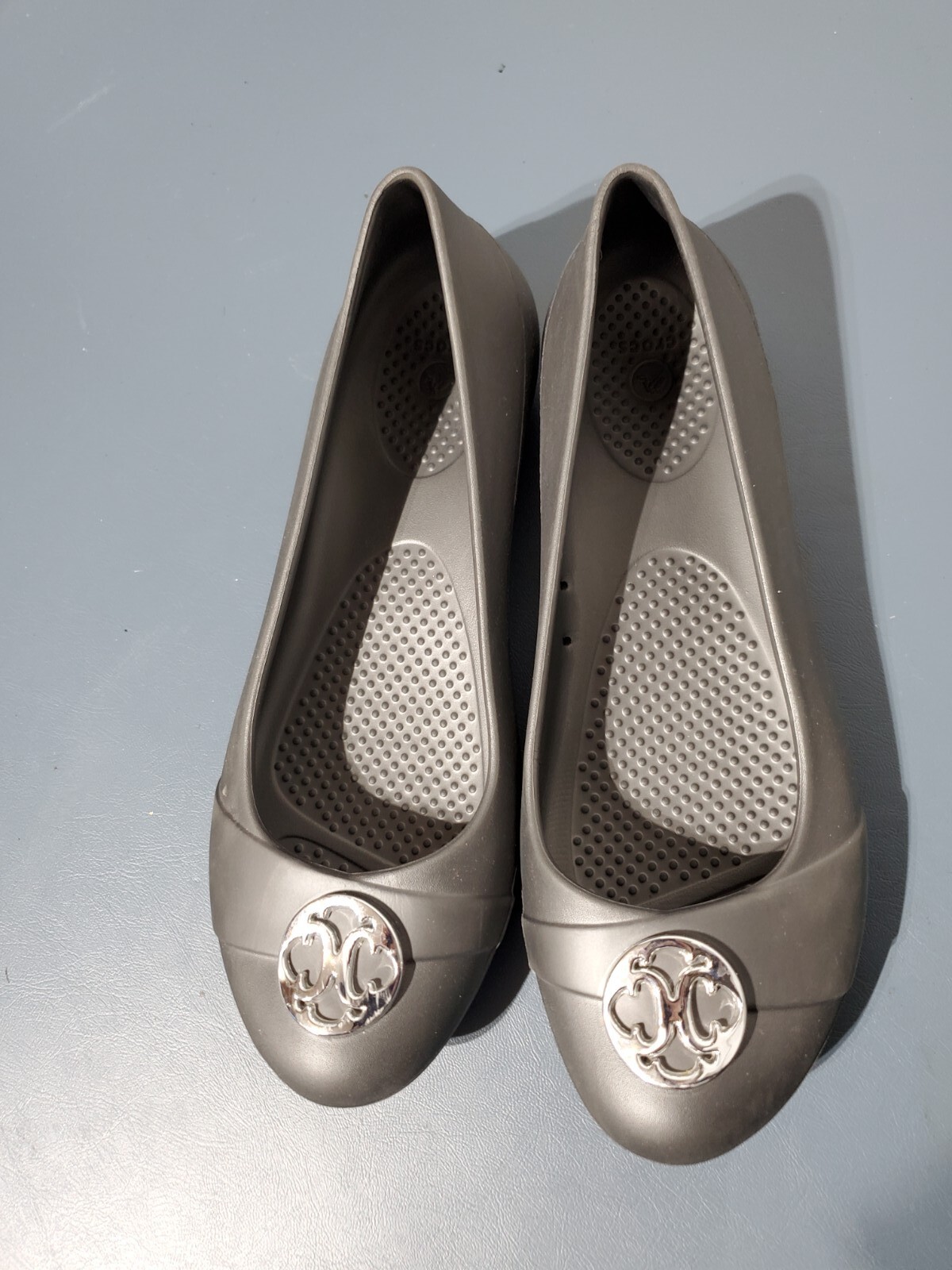 CROCS Women's Gianna Silver Medallion Grey Flats Sz 8… - Gem
