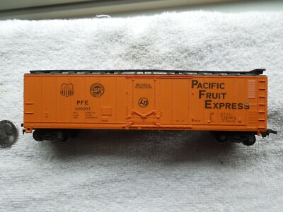 HO SCALE LIMA PACIFIC FRUIT EXPRESS REFRIGERATOR CAR PFE 30207 REEFER ...