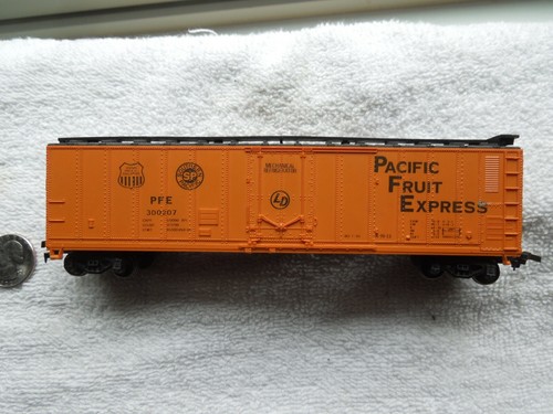 HO SCALE LIMA PACIFIC FRUIT EXPRESS REFRIGERATOR CAR PFE 30207 REEFER ...