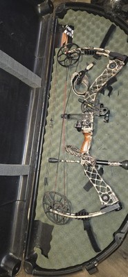 Mathews Creed RH 28in DL 70lbs Compound Bow with Case and Arrows | eBay