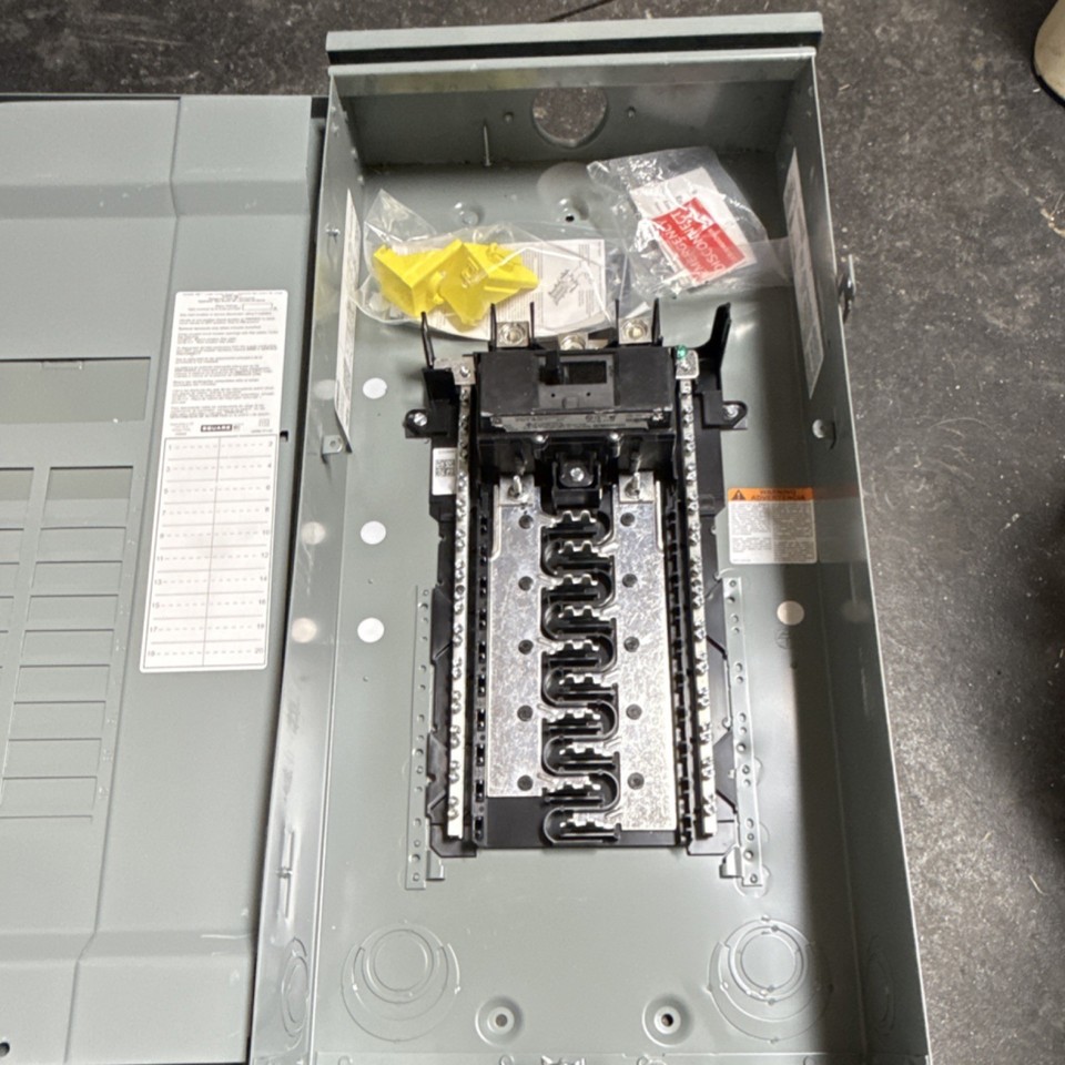 Square D Main Breaker Panel 200A HOM200 Electrical Distribution Board ...