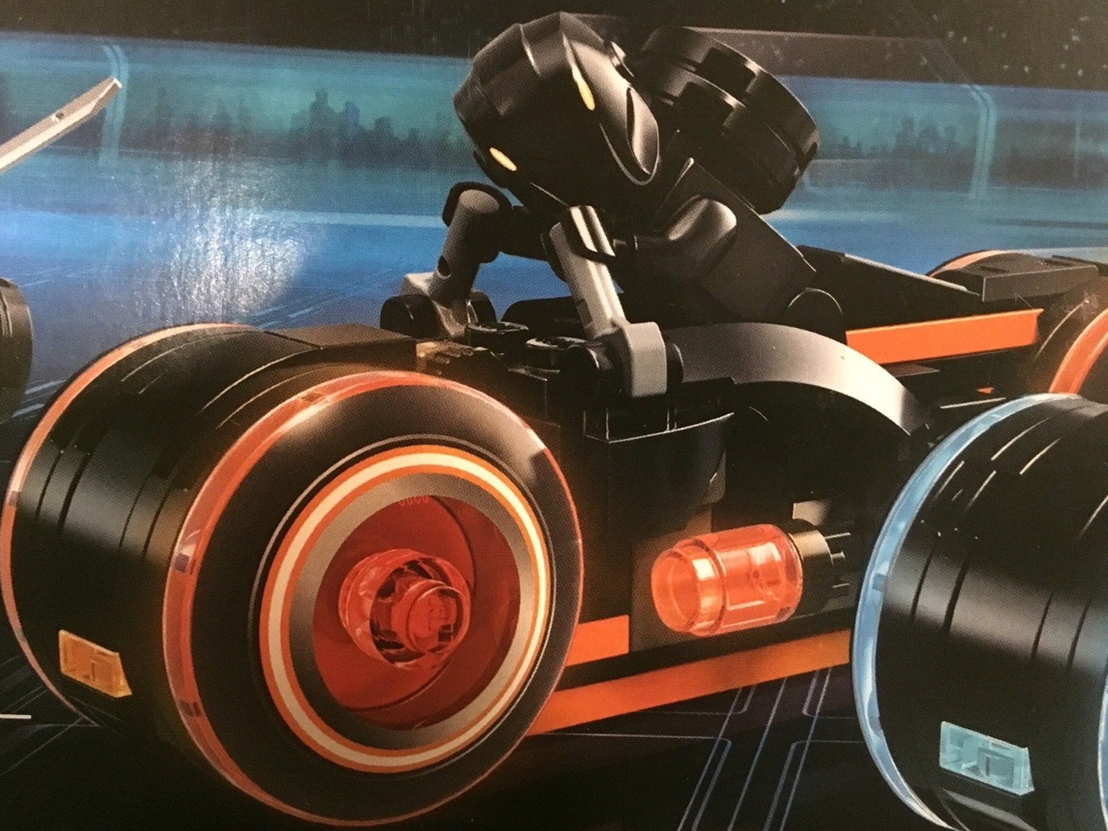 TRON LEGACY - LEGO LIMITED EDITION - Lightcycle Rinzler, Quorra, Sam ...