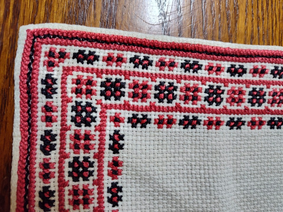Small Vintage Needlepoint Table Cover Linen 8 1/2 " x 8 1/2" Granny ...